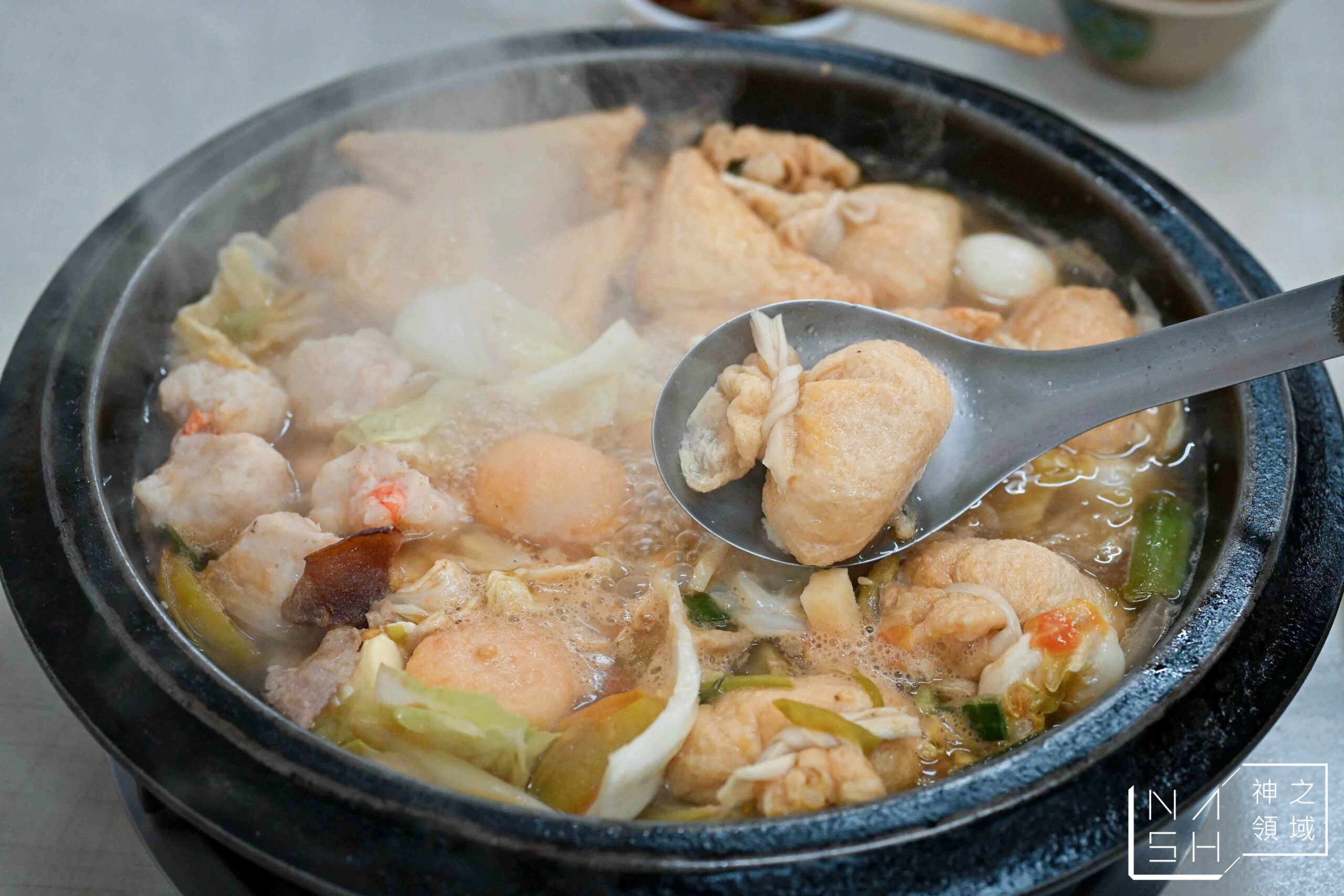 【台北松山火鍋推薦】小紅莓石頭火鍋城｜超過40年老字號石頭火鍋！現炒爆香超誘人（附菜單） @Nash，神之領域